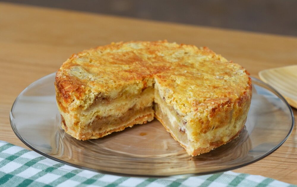 Layered Semolina Apple Crumble Cake